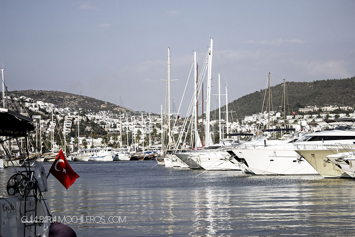 barcos en marina - Guía para Mochileros